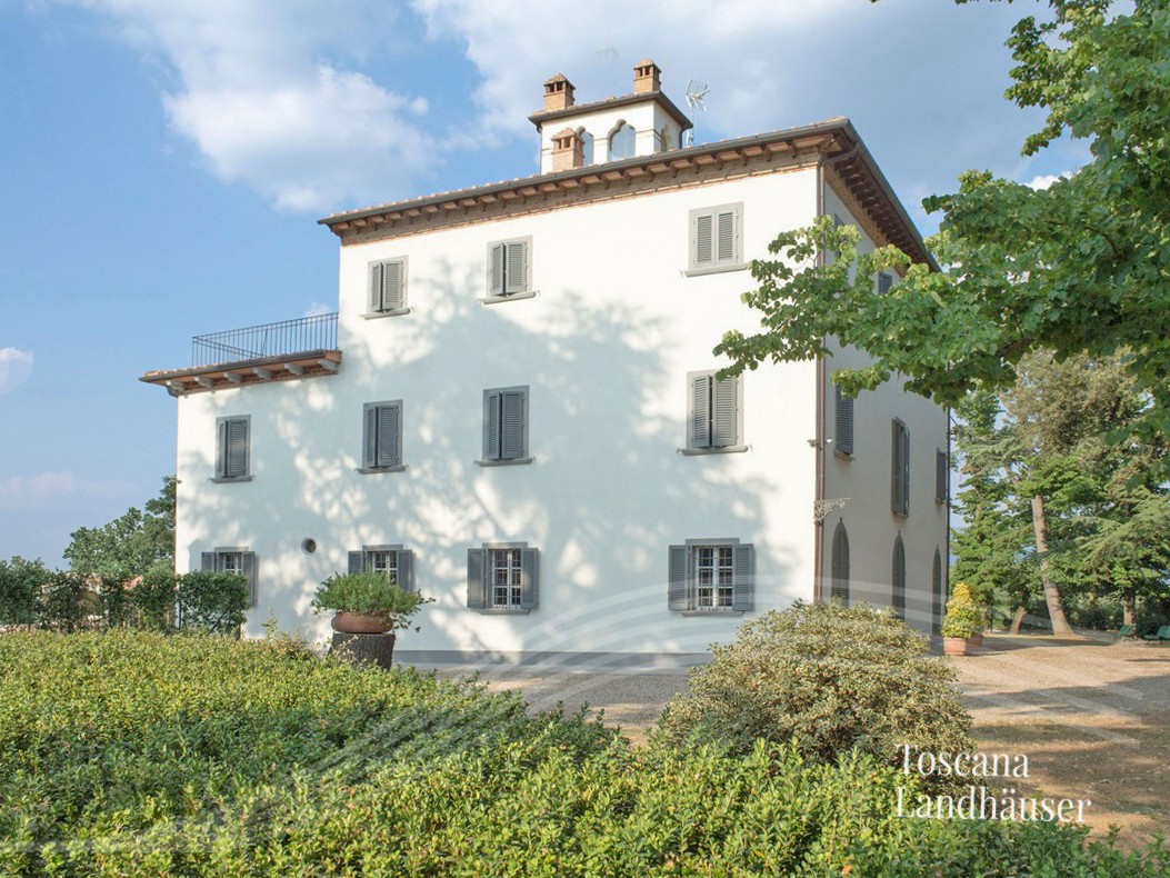Historische Villa bei Arezzo mit Weinberg und Olivenhain