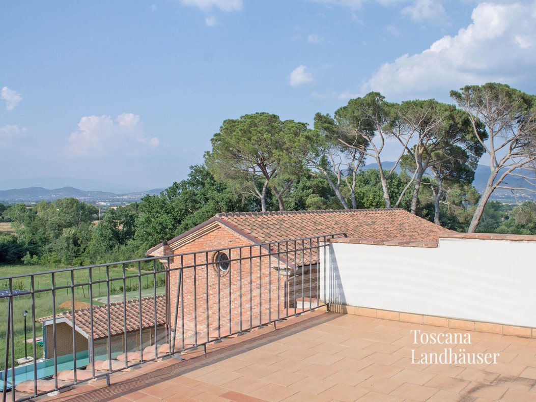 Historische Villa bei Arezzo mit Weinberg und Olivenhain