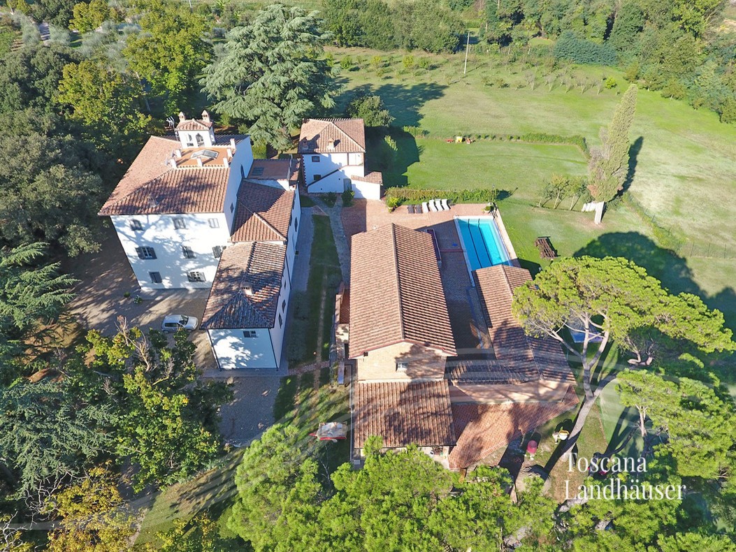 Historische Villa bei Arezzo mit Weinberg und Olivenhain