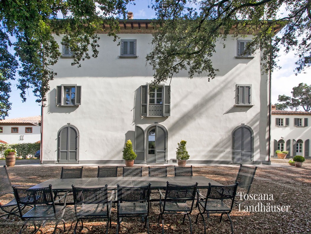 Historische Villa bei Arezzo mit Weinberg und Olivenhain