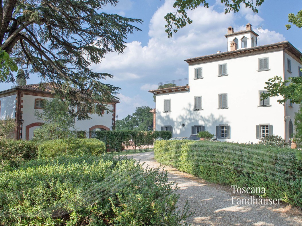 Historische Villa bei Arezzo mit Weinberg und Olivenhain