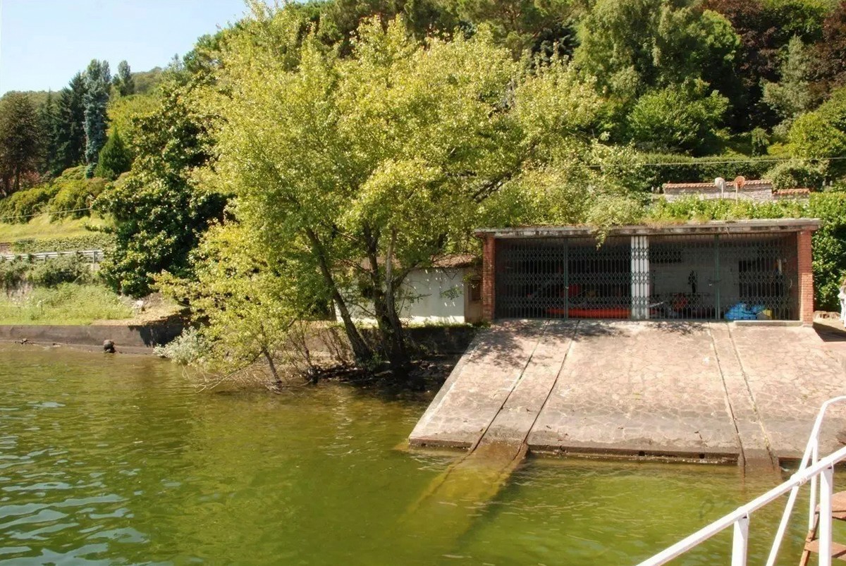 Große historische Villa in Belgirate mit Park, Pool und Seeblick