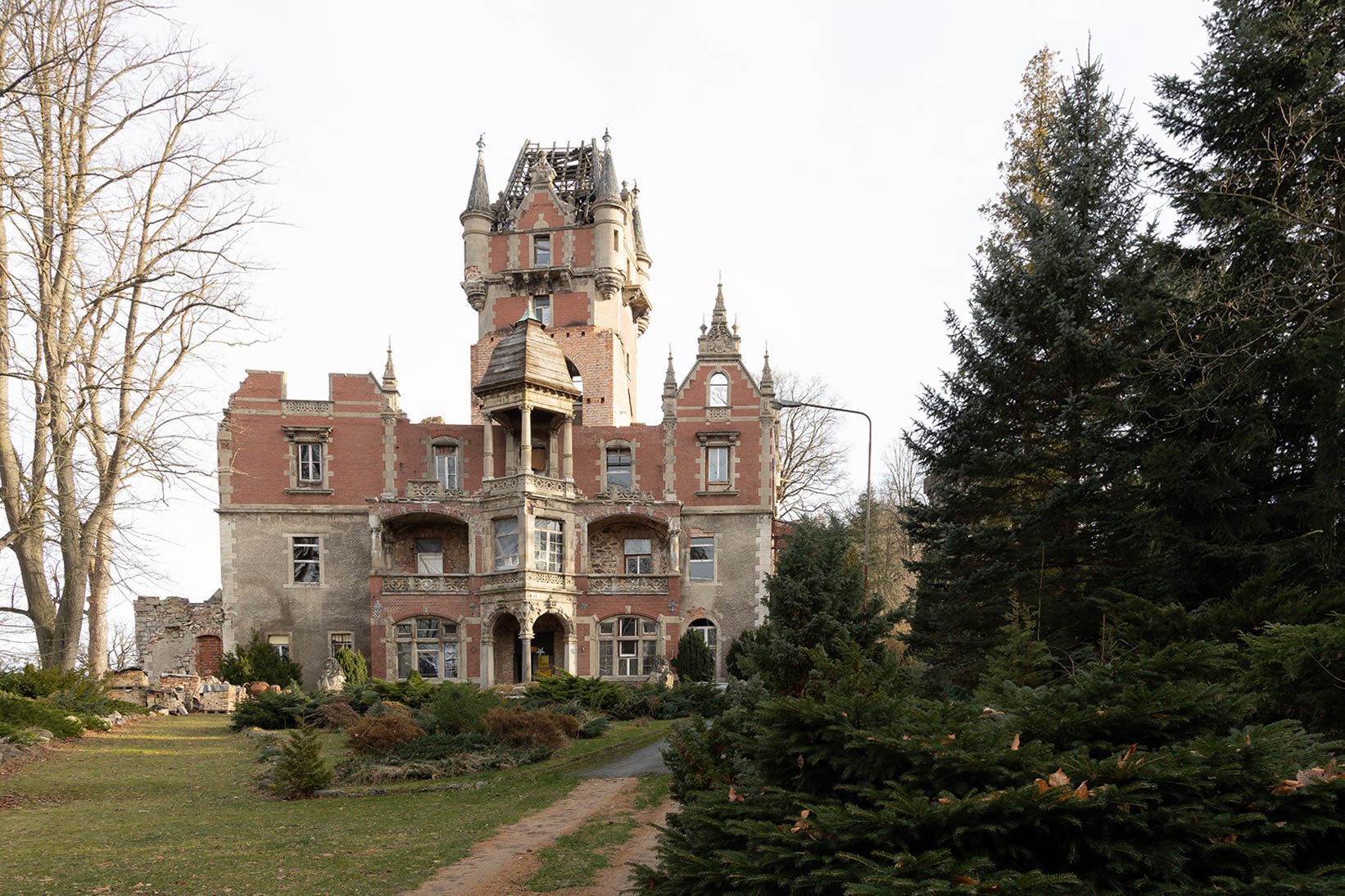 Bobrów - Schloss zu verkaufen 2025